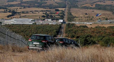 Гранична полиция вече ще превозва мигрантите обновена Политика Новини Бг