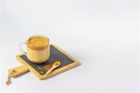 차가운 달고나 커피 흰색 배경에 유리 컵에 인스턴트 커피 설탕 우유로 만든 트렌드 한국 음료 텍스트의 공간을 복사합니다 0명에 대한 스톡 사진 및 기타 이미지 Istock