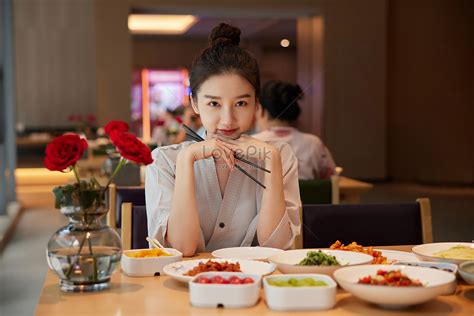 젊 은 미녀 가 탕 천 관 맛 집 에서 점심 을 먹다 사진 무료 다운로드 Lovepik