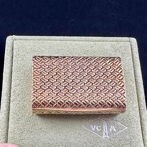 Van Cleef And Arpels Pillbox 18k Yellow Gold For Sale At 1stdibs Van Cleef Box For Sale Van