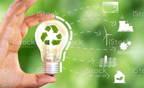 재생 가능 대체 또는 지속 가능한 에너지원의 상징으로 재활용 아이콘과 에너지 자원 아이콘이 있는 빛나는 전구 0명에 대한 스톡 사진 및 기타 이미지 Istock