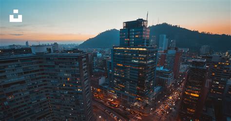 야간에 도시 건물의 공중보기 사진 Unsplash의 무료 프로비덴시아 이미지