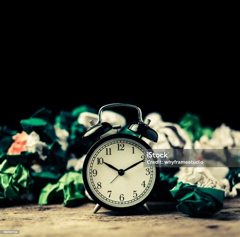 당분간 휴지 개념에 알람 시계 코르크 보드 배경 텍스처와 시간의 낭비 0명에 대한 스톡 사진 및 기타 이미지 0명 개념