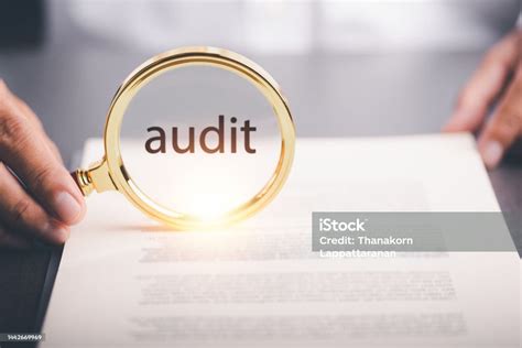 사업가 돋보기로 감사 문서 체크리스트를 사용한 품질 평가 관리 비즈니스 문서 평가 프로세스 시장 데이터 보고서 분석 및 컨설팅 회계에 대한 스톡 사진 및 기타 이미지