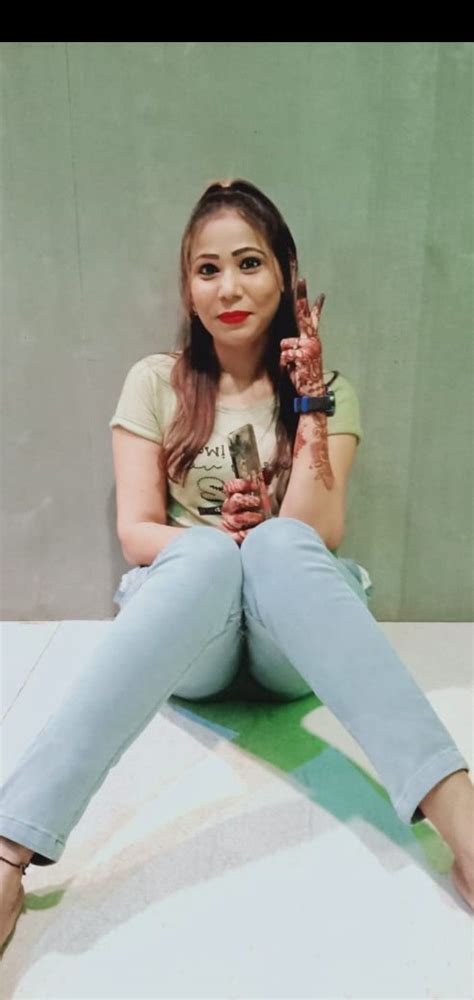 Pin By Nirbhay Jagarwad On 25 Couples Poses For Pictures Poses For