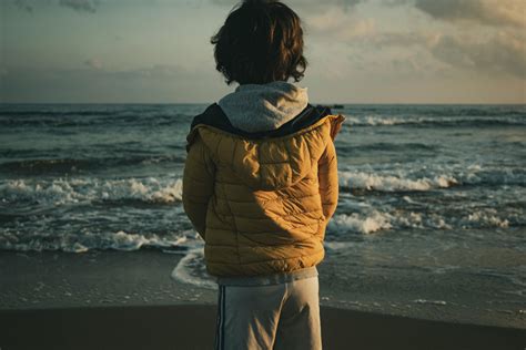겨울 자켓 고독 고요함 구름 낀 하늘 노란 재킷 노자 놀이 대기의 뒷모습 레저 머리카락 모험 물 바다 바다를보고 소년 손을 흔들다 순수