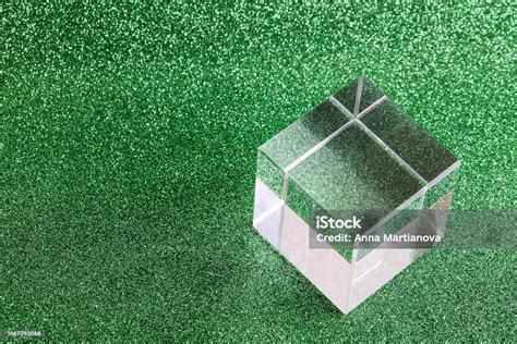 녹색 반짝이는 배경에 제품 디스플레이를 위한 투명한 연단 받침대 제품 무대 복사 공간 선택적 초점 개념에 대한 스톡 사진 및 기타 이미지 Istock