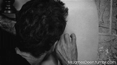 نوک سینه هامو بگیر و بچسبونم به دیوار و لباسامو پاره کن