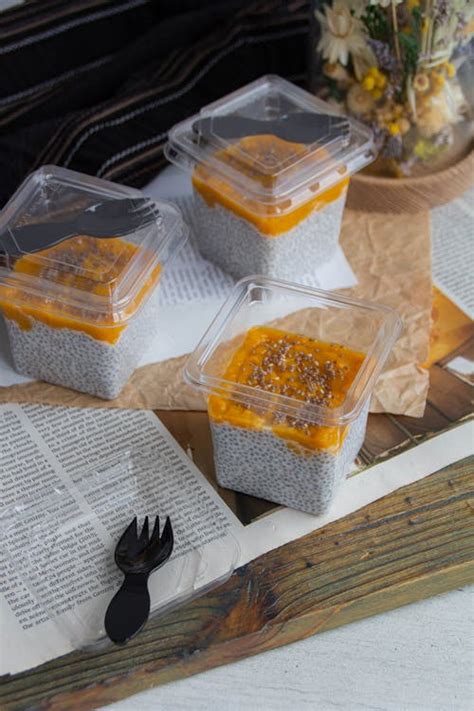 건강한 디저트 건강한 생활 과일 디저트 깨끗이 먹다 나무 표면 높은 각도보기 다이어트 식품 달콤한 대접 맛있는 망고 망고 토핑 부분 조절 부엌 장면