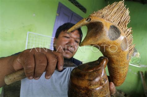 KERAJINAN DARI AKAR BAMBU ANTARA Foto