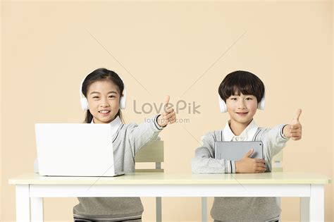 십대는 같은 학교 온라인 학습 노트북에 간다 사진 무료 다운로드 Lovepik