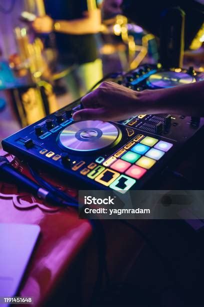 전문 Dj는 해변 나이트 클럽의 무대에서 턴테이블 콘솔에서 라이브 세트와 믹싱 음악을 연주합니다 클럽 파티에서 사운드 믹서 스테이션에 디스크 조키 손 음악과 파티를 재생하기