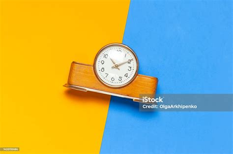 밝은 노란색 파란색 미니멀 한 배경 상단보기에 나무 복고풍 알람 시계 플랫 레이 복사 공간 시간 아침 교육의 개념 개념에 대한 스톡 사진 및 기타 이미지 Istock