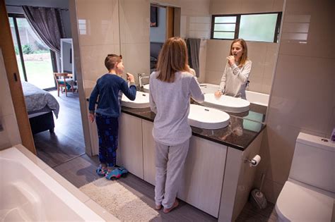 Kakak Dan Adik Menyikat Gigi Di Kamar Mandi Di Rumah Foto Stok Unduh