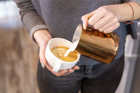 바리스타 커피 서비스 개념입니다 카페에서 커피를 만들기 위해 커피 머신을 사용하는 바리스타 여성 라떼에 대한 스톡 사진 및 기타 이미지 Istock