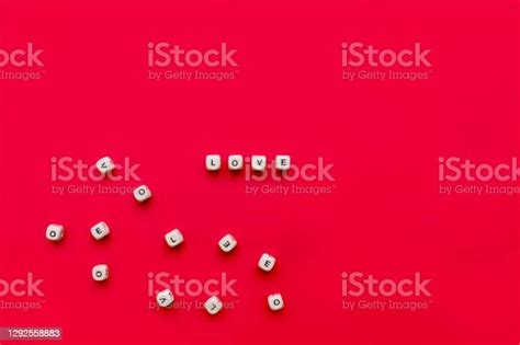 문자와 다른 나무 큐브 옆에 빨간색 배경에 사랑이라는 단어가있는 나무 큐브 발렌타인 데이 또는 결혼식 개념 플랫 레이 상단 보기 사랑 개념 2월에 대한 스톡 사진 및 기타