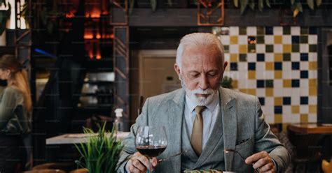 식당에 앉아 점심을 먹는 행복한 사업가 그는 맛있는 음식과 와인을 즐기고 있습니다 사진 Unsplash의 식품 서비스 직업 이미지