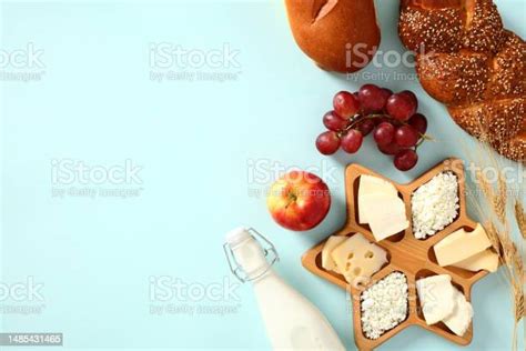 행복한 Shavuot 개념입니다 유제품 우유 한 병 포도 빵집 포도 푸른 배경에 밀이 있는 데이비드 접시의 별이 있는 평평한 구성 Shavuot에 대한 스톡 사진 및 기타