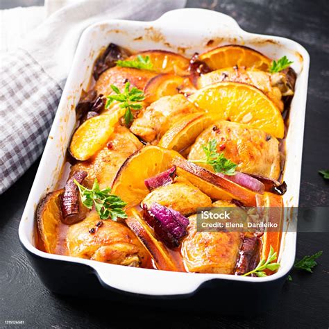 구운 닭 허벅지 베이킹 접시에 붉은 양파와 오렌지와 구운 닭고기의 식욕을 돋우는 조각 닭 넓적다리살 고기에 대한 스톡 사진 및 기타 이미지 닭 넓적다리살 고기 감귤류
