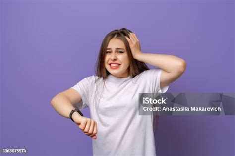 늦은 것을 두려워하는 빈 흰색 티셔츠를 입은 걱정스러운 소녀 손목 시계 마감일 정시성 보라색 배경 위에 고립 된 20 24세에 대한 스톡 사진 및 기타 이미지 Istock