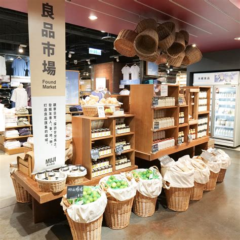 台灣無印良品 👩🏻‍🌾來良品市場選購綠色商品 Muji無印良品在限定門市設置良品市場， 攜手在地農家，合作生產各式食農商品， 部分門市更販