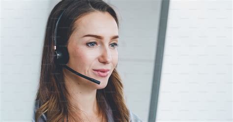 원격 고객 또는 동료를 지원하기 위해 사무실에서 일하는 헤드셋을 착용한 비즈니스 사람들 콜센터 텔레마케팅 고객 지원 상담원은 전화 화상 회의 서비스를 제공합니다 사진