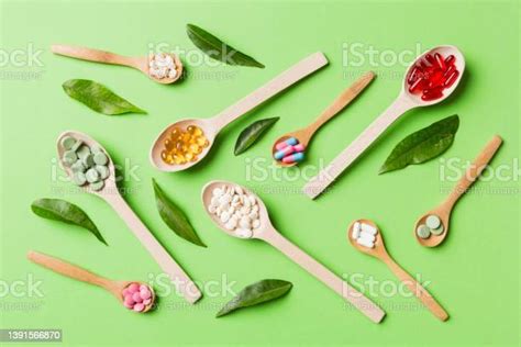 컬러 배경에 나무 숟가락에 비타민과 미네랄 알약의 최고 보기 다양성 모듬 약 약 약 약의 최고 보기 건강 보조 식품 건강 관리 제품 0명에 대한 스톡 사진 및 기타 이미지