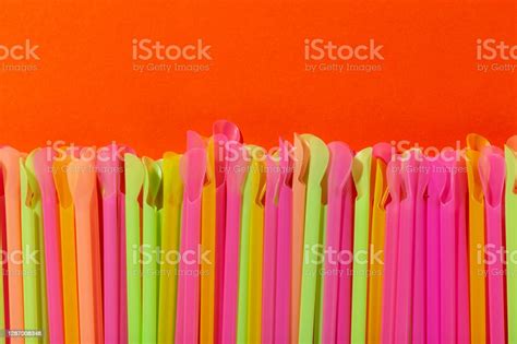 오렌지 색 배경에 주스와 칵테일을 위한 컬러 튜블러 텍스트 공간입니다 개념에 대한 스톡 사진 및 기타 이미지 개념 곡선 노랑 Istock