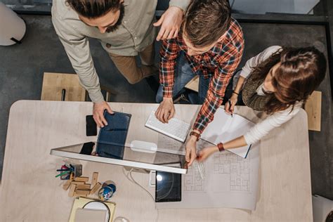 사무실에서 데스크톱 Pc에서 작업 하는 동안 협력 비즈니스 팀의 위 보기 3 명에 대한 스톡 사진 및 기타 이미지 3 명 Staff Meeting 겨냥 Istock