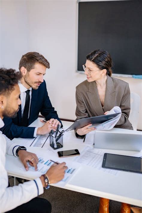 간부 개발 계획하는 공동 작업 관리자 그래프 기업 노트북 도표 동료 리더십 말하는 문서 분석 브레인스토밍 비즈니스 비즈니스 복장 비즈니스맨