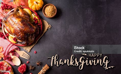 추수 감사절 저녁 식사 배경 개념 칠면조 구이 와 모든 면 요리 가을 잎 호박과 어두운 돌 배경에 텍스트와 계절 가을 장식 터키에 대한 스톡 사진 및 기타 이미지 Istock