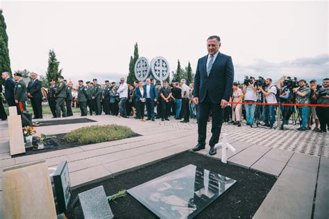 ვახტანგ გომელაურმა მუხათგვერდის ძმათა სასაფლაოზე 2008 წლის ომის გმირების ხსოვნას პატივი მიაგო