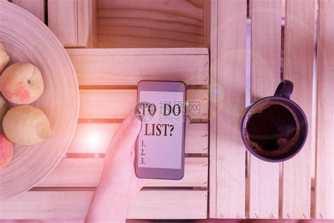 概念手写显示待办事项列表问题概念意义系列任务以优先顺序组织的女使用笔记本电脑智能手机和高清图片下载 正版图片504009466 摄图网