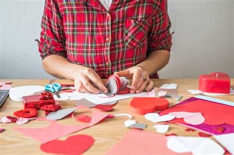 레드 페이퍼 하트 사랑의 상징diy 휴일 카드 소녀는 어머니의 날 발렌타인 데이 인사말 카드를 만든다 취미 예술 컨셉 자신의 손으로 선물 2월에 대한 스톡 사진 및 기타