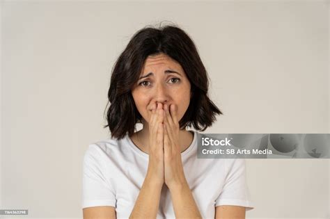 절망적이고 혐오감을 보이는 슬픈 여성의 초상화 선미의 표정으로 응시 격리된 중립 배경 우울증과 부정적인 감정과 사람들의 표현 개념 걱정하는에 대한 스톡 사진 및 기타 이미지