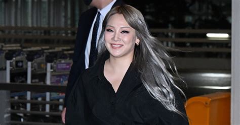 씨엘 반전 미소와 함께 공항 런웨이 포토엔hd