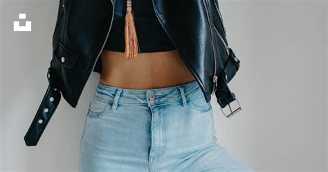 검은색 재킷과 청바지를 입은 여성이 사진을 찍기 위해 포즈를 취하고 있다 사진 Unsplash의 무료 청바지 이미지