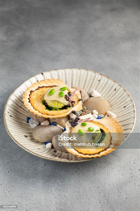 화려하게 장식 된 다양한 생선 케이크가있는 깨진 초콜릿 칩 쿠키 음식 베리 잼 0명에 대한 스톡 사진 및 기타 이미지 0명 고기 공유 개념 Istock