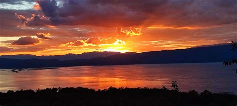 ФОТО „Гореше“ небото над Охридско Езеро неверојатно убави бои на зајдисонцето Ohrid1