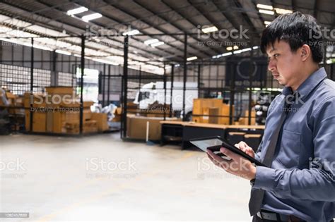 아시아 사업가 가 클리니 백그라운드에 클립 보드를 작성개발 성공 기업가 또는 고용 및 광고 물류 이미지에서 사업에 비유 공장 산업 건물에 대한 스톡 사진 및 기타 이미지