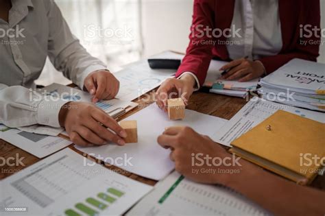 비즈니스 사람들은 순서도를 통한 프로세스 및 워크플로 자동화를 수행합니다 Business Analytics Workflow