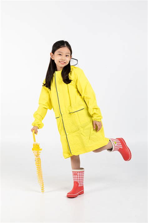 어린이우비입고 우산 들고 있는 사진 이미지 유토이미지 상세페이지 베이직샵 사진 22156220