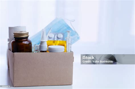 비강 스프레이 유리 앰플 알약 팩 주사기 약병 붕대 및 흰색 배경에 의료 용 마스크가있는 의학 배경 0명에 대한 스톡 사진 및 기타 이미지 Istock