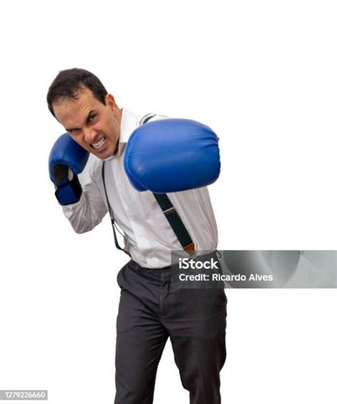 정장 옷 서스펜더와 권투 장갑을 가진 성숙한 남자 왼쪽 으로 눈에 띄는 40 44세에 대한 스톡 사진 및 기타 이미지 40 44세 감정 개성 개념 Istock