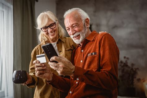 시니어 남편과 아내 신용 카드로 휴대 전화에서 온라인 쇼핑 2명에 대한 스톡 사진 및 기타 이미지 2명 70 79세 Brand Name Smart Phone Istock
