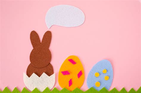 부활절 장식 달걀에서 부화 한 다채로운 계란과 갈색 토끼의 펠트 응용 프로그램을 잘라 분홍색 배경 플랫 레이 복사 공간 0명에 대한 스톡 사진 및 기타 이미지 Istock