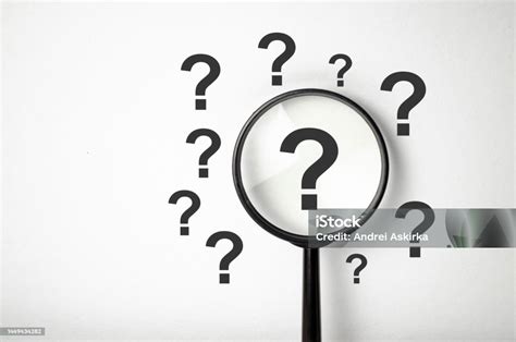 물음표 기호가 있는 돋보기 컨셉 크리에이티브 아이디어와 혁신 권위에 대한 스톡 사진 및 기타 이미지 권위 물음표 0명 Istock
