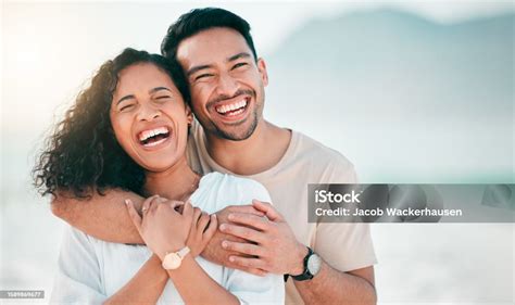 여행 여름 휴가를 위해 해변에서 커플과 함께 사랑하고 행복하고 재미있습니다 평화롭고 미소를 짓고 해변의 휴가 보살핌 모형 공간을 위해 데이트를 하는 남자와 여자의 초상화와