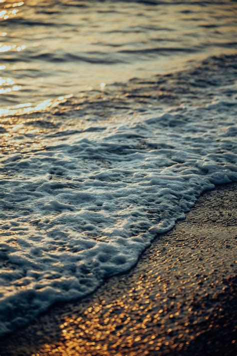 집 밖의 가로 샷 경치 경치가 좋은 고요한 골든 아워 모래 물 물 텍스처 밀물과 썰물 바다 바다 거품 바다 경치 바다의 바탕화면 반사 배경