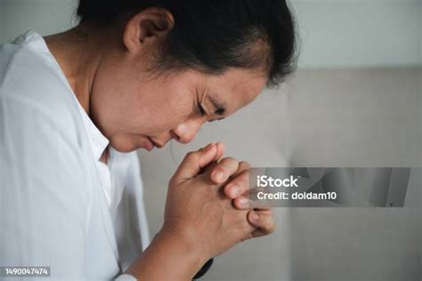 그리스도인의 삶의 위기를 하나님께 드리는 기도 여자 더 나은 삶을 바라는 하나님의 축복을 위해 기도하십시오 여자는 성경으로 하나님께 기도하는 손을 잡았다 용서를 구걸하고